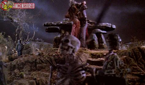 Голая Эмбет Дэвидц в Army Of Darkness