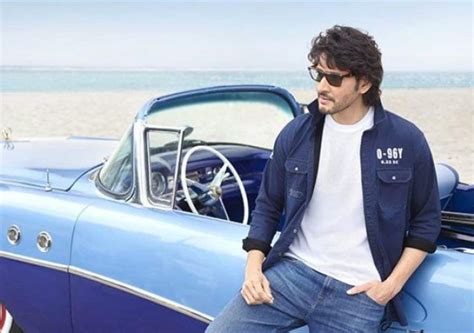 సోషల్‌ మీడియాను షేక్ చేస్తున్న సూపర్‌‌స్టార్ మహేష్‌బాబు నయా లుక్స్ Bollywood Life తెలుగు