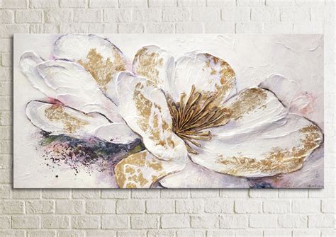 Картина ручної роботи з квітами у світлих тонах акриловими фарбами на полотні з поталлю