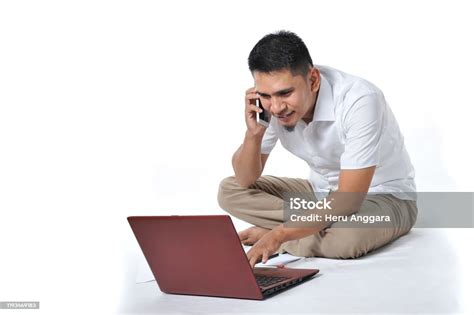 젊은 아시아 사업가 또는 젊은 아시아 기업가 노트북을 들고 흰색 바닥에 앉아 흥분 의 젊은 아시아 프리랜서 기업가에 대한 스톡 사진 및 기타 이미지 Istock