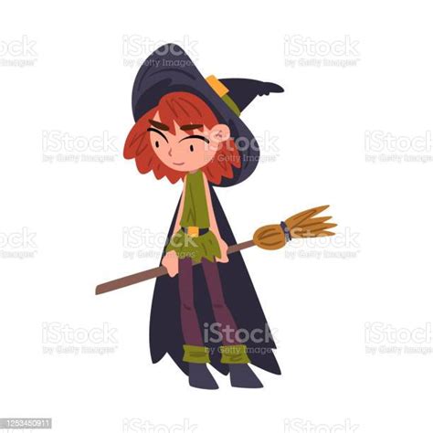 빨간 머리 소녀 마녀 빗자루와 보라색 드레스와 모자를 입고 서 귀여운 할로윈 만화 캐릭터 벡터 일러스트 10월에 대한 스톡 벡터