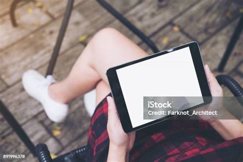 빈티지 카페에서 나무 바닥 배경으로 허벅지에 텅 빈 흰 스크린 블랙 태블릿 Pc를 들고 여자의 손의 이랑 이미지 공란에 대한 스톡 사진 및 기타 이미지 Istock