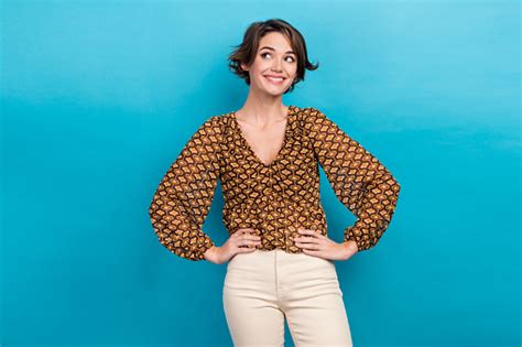 꿈꾸는 젊은 재미있는 복고풍 블라우스 소녀 솔직한 꿈꾸는 찾고 참신한 마음 모델 푸른 색 배경에 고립된 포즈를 취하는 사진의 사진 25 29세에 대한 스톡 사진 및 기타