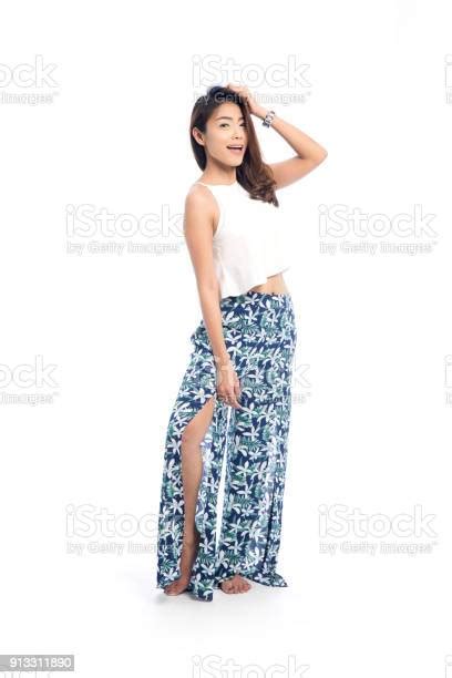 경 쾌 하 고 아름 다운 전신 아시아 여자 인쇄 바지 컸 었 흰색 가기와 전면 분할 넓은 Flared 다리 블루 꽃에서 포즈 가냘픈에 대한 스톡 사진 및 기타 이미지