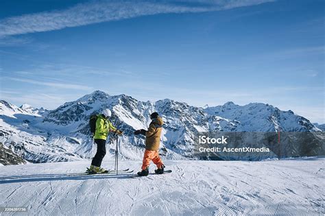아버지와 성인이 된 아들이 스키 슬로프에서 즐기는 모습 스위스 알프스 2명에 대한 스톡 사진 및 기타 이미지 2명 40 44세 65 69세 Istock