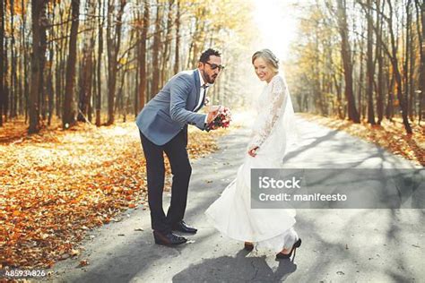 스타일리쉬 웨딩 커플입니다 신랑 또는 신부 발허리뼈와 2015년에 대한 스톡 사진 및 기타 이미지 2015년 결혼식 공휴일 Istock