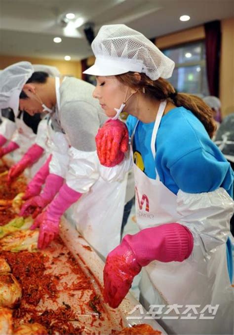 섹시퀸 채연 고무 장갑에 앞치마까지 김치 담그는 폼 나네
