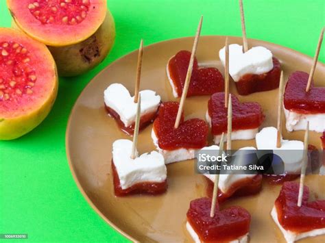 로미오와 줄리엣은 치즈와 구아바 만든 전통적인 브라질 디저트 이다 이 조합은 파이 아이스크림 롤 잼 Mousses 피자 과자 등의 형태로 수 있습니다 고이아바다에 대한 스톡