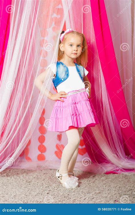 Маленькая девочка в розовой юбке Стоковое Изображение изображение насчитывающей здоровье