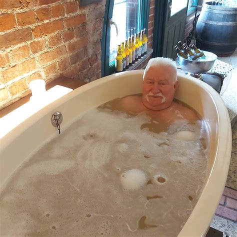 Lech Wałęsa Zażył Kąpieli W Piwie „i Takie życie Noblisty To Ja