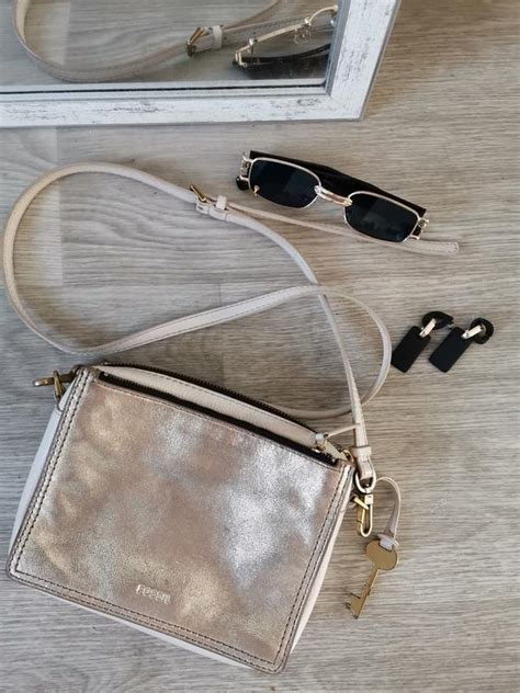 Невелика золотисто бежева шкіряна сумка кросбоді від Fossil — цена 900 грн в каталоге Кросс боди