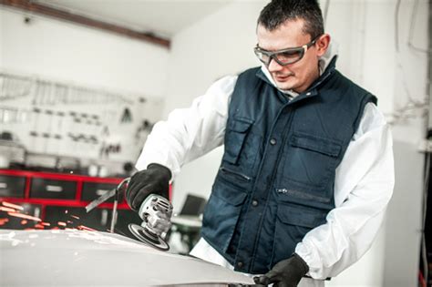 수리가 게에서 자동차 부품에 작업 하는 작은 전기 분쇄기를 사용 하 여 수리가 게 기술자 교통수단에 대한 스톡 사진 및 기타 이미지 교통수단 그라인더 산업 장비 금속