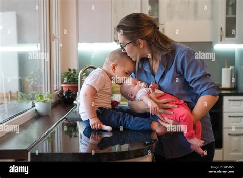 Jeune Mère Détient Petite Fille Suce Et Baise Avec Tête De Fils Aîné