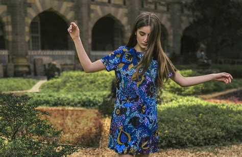 Sahteene Sednaoui Je Me Cherche Encore Elle