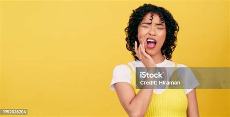 치아 문제 및 노란색 배경에 치통 통증 또는 구멍이 있는 스튜디오에서 여자 치아 골절 염증 또는 잇몸 질환 충치 또는 신경 턱 또는 부상이 있는 치과 응급 또는 여성 모델