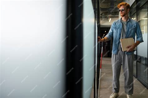 포괄적인 사무실에서 일하는 시각 장애인 무료 사진