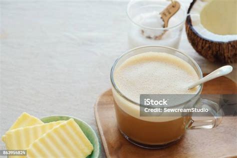 방 탄 커피 라 떼 유기농 풀을 먹이 버터 및 Mct 코코넛 오일 Paleo Keto Ketogenic 음료 아침 식사 혼합 갈색에 대한 스톡 사진 및 기타 이미지 Istock