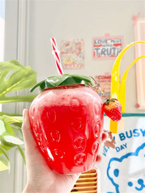 빨대 딸기키링증정 한여름 딸기 투명 물병 500ml 딸기텀블러 보틀 플라스틱물병 2종 휴대용컵 케이스 관종템 인싸템 친구선물 10대 20대 에이블리