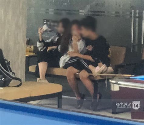 Ảnh video phản cảm Nhiều nam sinh vô tư hôn hít sờ soạng bạn gái quá đà trong quán nước trước