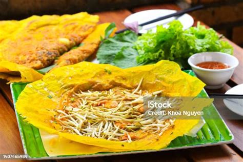 돼지고기나 닭고기로 채워진 베트남 반 제오 크레페 새우 양파 콩나물 테이블 의 접시 근처에 놓인 핫 소스 0명에 대한 스톡 사진 및 기타 이미지 Istock