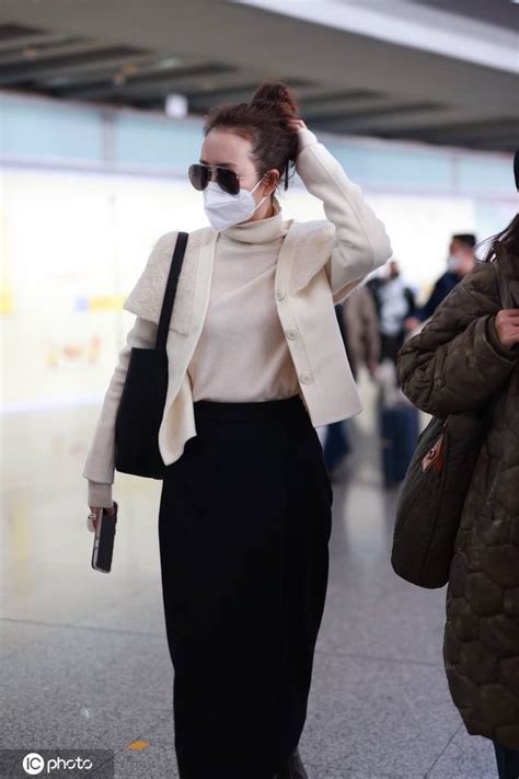 王鸥现身北京机场 身着杏色开衫美丽大方 搜狐大视野 搜狐新闻