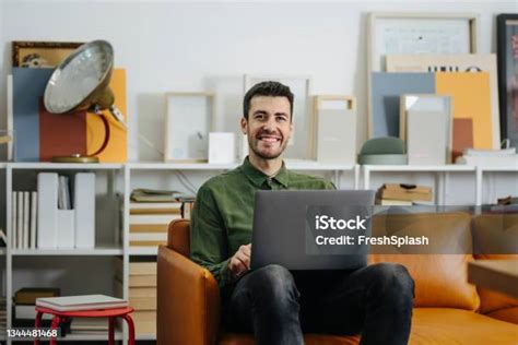 잘 생긴 사업가 사무실에서 자신의 노트북 컴퓨터에서 작업하고 카메라를보고 노트북에 대한 스톡 사진 및 기타 이미지 노트북 미소 전문 기술 Istock
