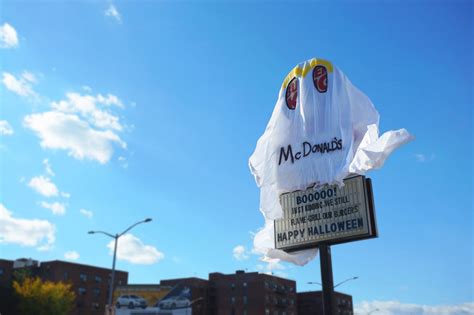 A Burger King Dressed As The Ghost of McDonald’s For Halloween ...