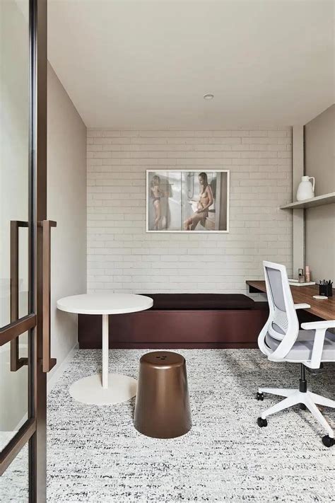 طراحی داخلی دفتر کار با استفاده از سنگ تراورتن خط معمار