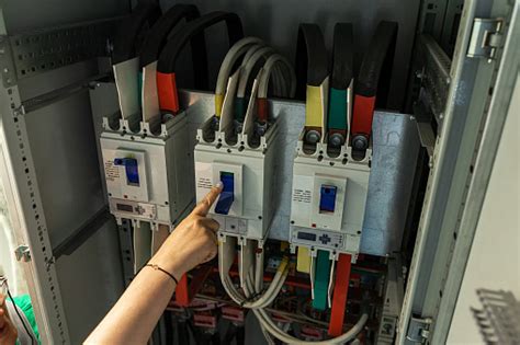 전기 또는 전기 유지 보수 서비스 전기 케이스의 나이프 스위치에 여성의 손 검사 보기에 대한 스톡 사진 및 기타 이미지 검사 보기 변압기 사람들 Istock