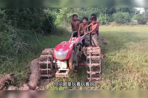 小伙趁父母不在家，偷开着拖拉机去田里玩耍，翻车了不说，还被嘲笑拖拉机小伙父母