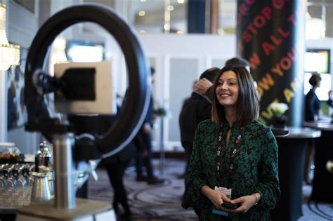 P Edstavuje Se Selfiebot Robot D Ky Kter Mu Si U Nemus Te Sami D Lat Self Ka Focuson