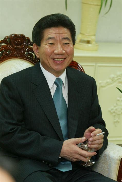 [노무현 사료관] [청와대 경호실장실에서 담배를 들고 미소짓는 노무현 대통령]