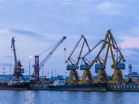 عکس اسکله بندر انزلی فانوس دریا راهـــ روشن می‌شود