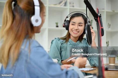 매력적인 아시아 여성 라디오 호스트 또는 팟 캐스트 제작자가 여성 게스트를 인터뷰합니다 20 24세에 대한 스톡 사진 및 기타 이미지 20 24세 25 29세 2명