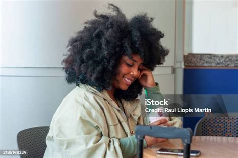 공항에서 비행기를 기다리며 프라페를 즐기는 미소 짓는 여성 25 29세에 대한 스톡 사진 및 기타 이미지 25 29세 공항 공휴일 Istock