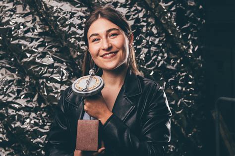 Sengl A Fideo Mared Williams Y Selar