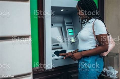 신용 카드와 Atm 기계를 사용하는 아프리카 계 미국인 여성 현금 자동 입출금기에 대한 스톡 사진 및 기타 이미지 현금 자동 입출금기 아프리카 민족 기계류 Istock