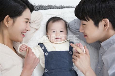 유토이미지 3인가족 107 3인 가족 육아 웃음