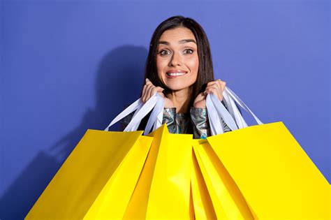 보라색 배경에 밝은 쇼핑백을 들고 쇼핑 경험의 기쁨과 흥분을 표현하는 세련된 젊은 여성 35 39세에 대한 스톡 사진 및 기타 이미지 35 39세 가방 갈색 머리