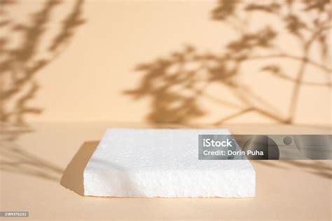 제품 전시를 위한 정사각형 모양의 폴리에스터 연단이 있는 베이지색 종이 배경에 그림자를 심습니다 0명에 대한 스톡 사진 및 기타 이미지 Istock