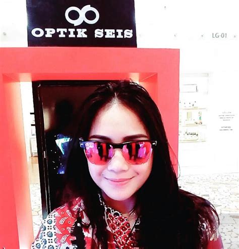 Wanita Cantik Berkacamata Kumpula Wanita Cantik