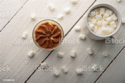 티라미수 마시멜로 가있는 두 잔과 밝은 나무 배경에 커피 한 잔 미국에 대한 스톡 사진 및 기타 이미지 미국 미식가 사진 이미지 Istock