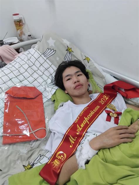 Хавдартай тэмцэж буй хүүд ангийнхан нь хонхны баярын тууз хонхыг нь зүүж өгчээ