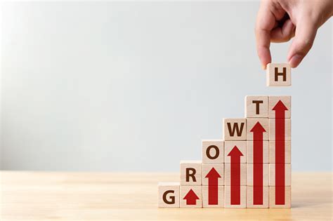 비즈니스 성장 성공 프로세스 개념에 대 한 사다리 경력 경로 손 위로 화살표와 단어 성장 단계 계단으로 스태킹 나무 블록을 정렬 Charity Benefit에 대한 스톡