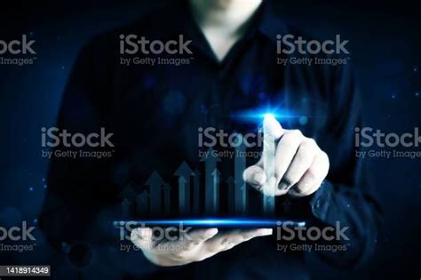 성공과 성장 개념에 대한 비즈니스 개발 사업가 가리키는 화살표 그래프 기업 미래 성장 계획 2022년에 대한 스톡 사진 및 기타 이미지 Istock