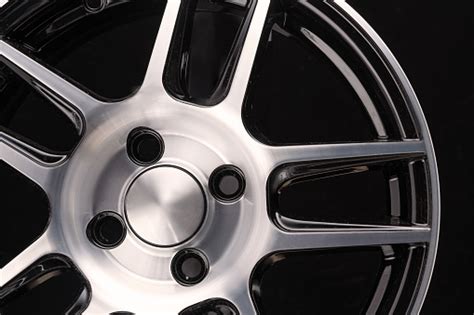 자동차 주조 알루미늄 합금 바퀴 광택 전면 블랙 실버 매우 아름답고 현대적인 패션 어두운 배경 요소 스포크에 클로즈업 가장자리에