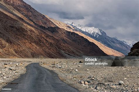 맑고 푸른 하늘 푹신한 구름 장엄한 눈 덮인 산이 보이는 라다크의 광활한 텅 빈 계곡 한가운데에 있는 외로운 금속 도로 0명에 대한 스톡 사진 및 기타 이미지 Istock