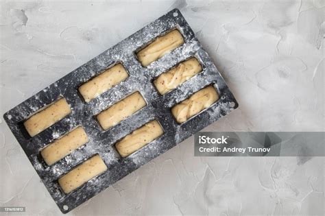 전통적인 프랑스 패스트리를 만드는 과정 금융 케이크 아몬드 밀가루 밀가루 달걀 흰자 가루 설탕과 버터로 만든 반죽이 베이킹 접시에 부어 0명에 대한 스톡 사진 및 기타