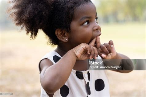 공원에서 야외에서 놀고있는 쾌활한 아프리카 계 미국인 유아 어린 소녀 귀여운 흑인 아이 소녀 와 머리 곱슬 웃음 아웃아웃 2 3 살에 대한 스톡 사진 및 기타 이미지