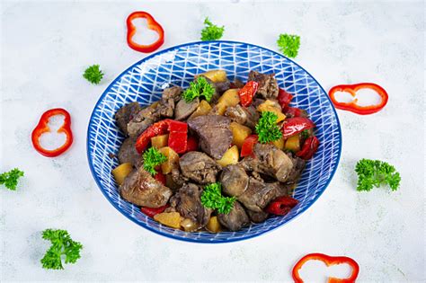 가벼운 나무 배경에 후추 사과 허브를 곁들인 맛있는 프라이드 치킨 간 0명에 대한 스톡 사진 및 기타 이미지 0명 간 내부 기관 갈색 Istock